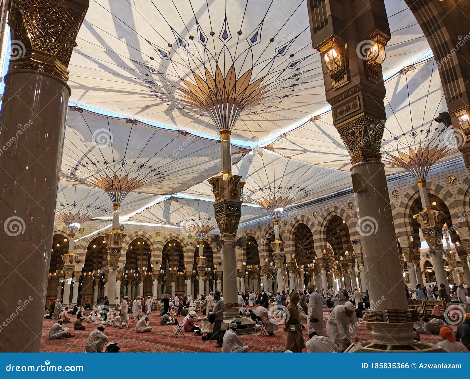Inside Nabawi Mosque editorial photo. Image of prophets - 185835366