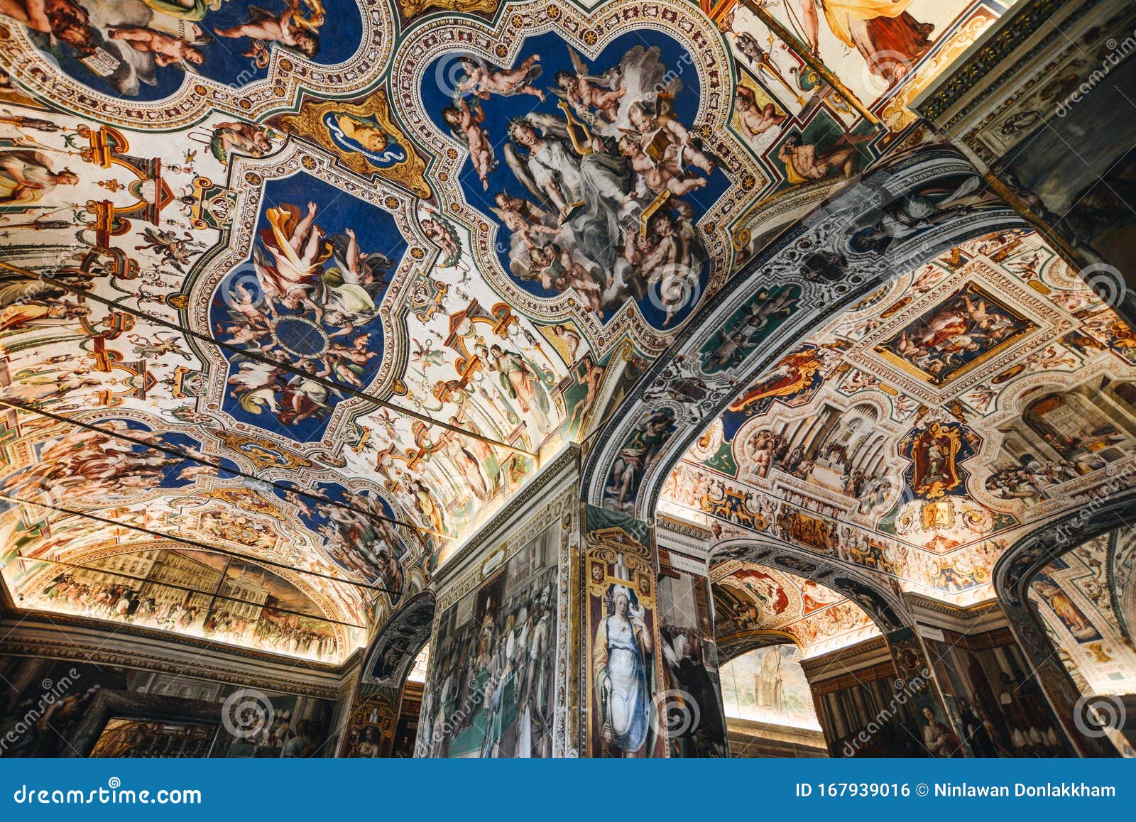 Inside the Vatican Museums editorial photo. Image of objects - 167939016