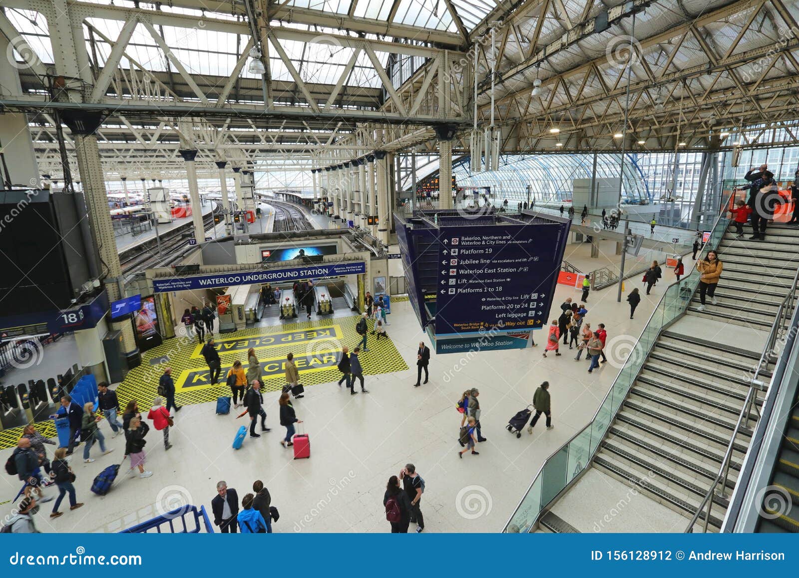 Inside Waterloo Station, Londres, Inglaterra Fotografía editorial ...