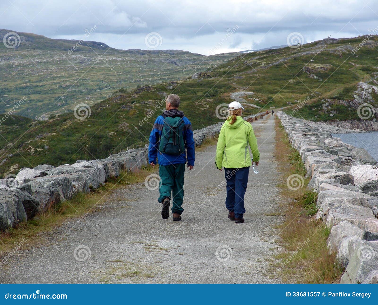 Insieme Allegramente Camminare Immagine Stock - Immagine di baia ...