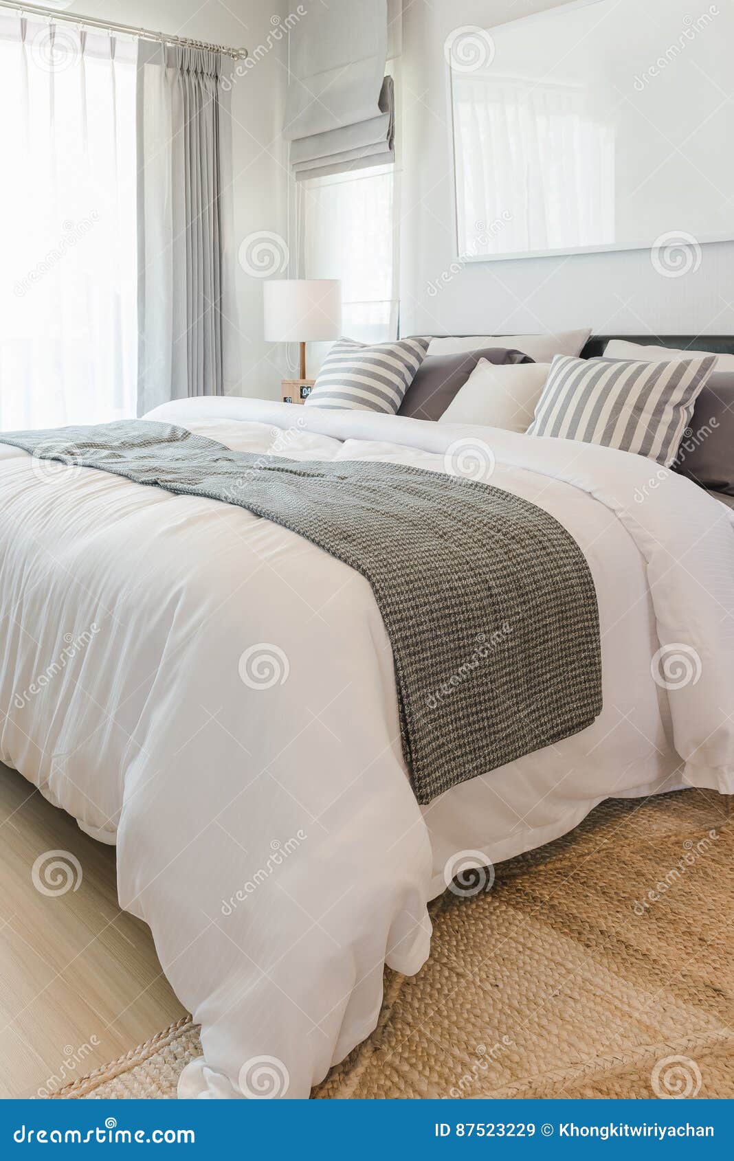 Insieme Dei Cuscini E Della Coperta Sul Letto in Camera Da Letto ...