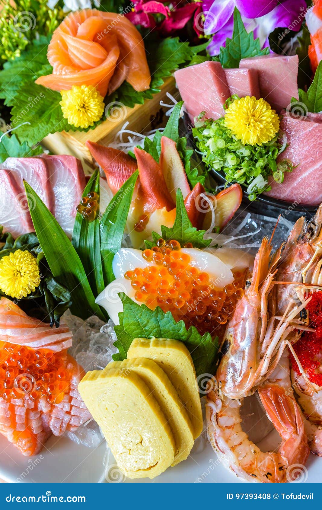 Insieme misto del sashimi fotografia stock. Immagine di cucina - 97393408