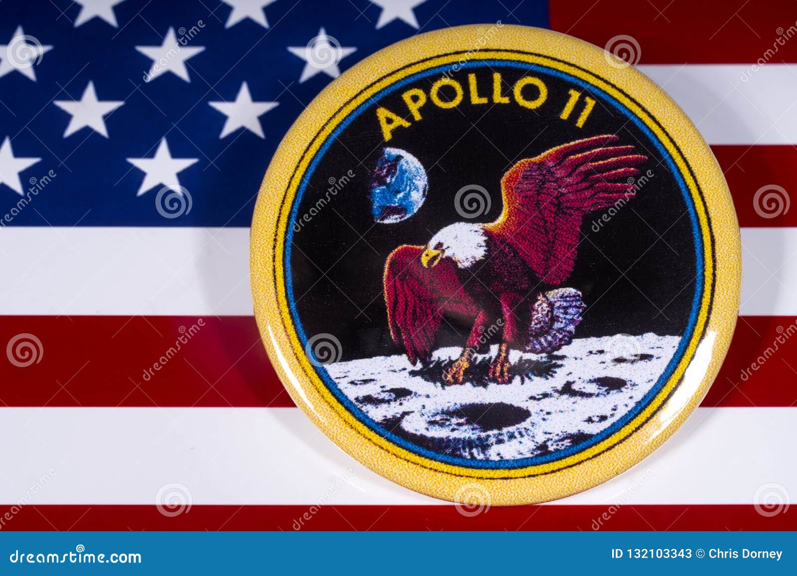 Insignia De Apolo 11 Y La Bandera De Los E.E.U.U. Foto de archivo ...