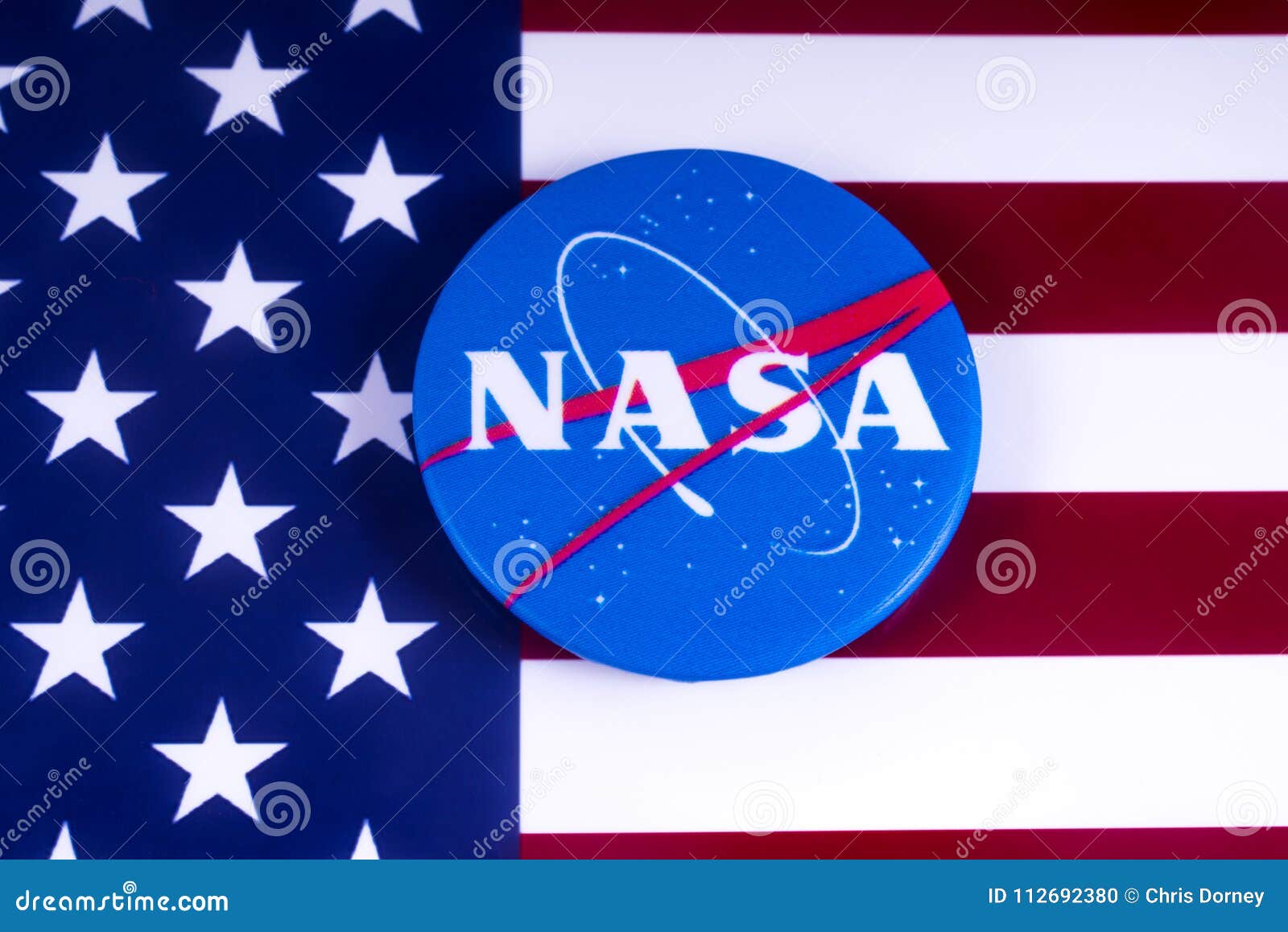 Insignia De La NASA Sobre La Bandera De Los E.E.U.U. Imagen editorial ...
