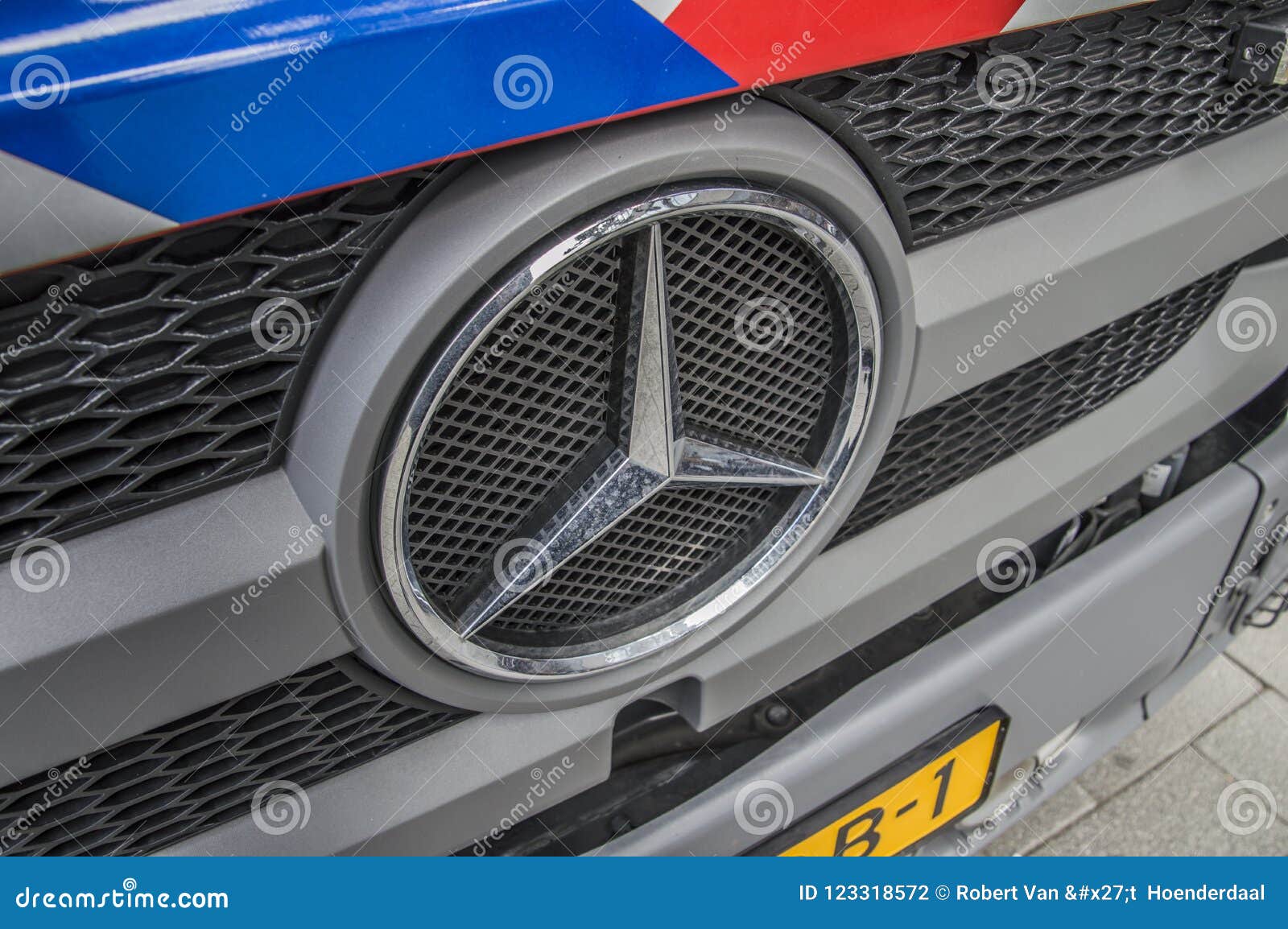 Insignia de Mercedes-Benz fotografía editorial. Imagen de holandés ...