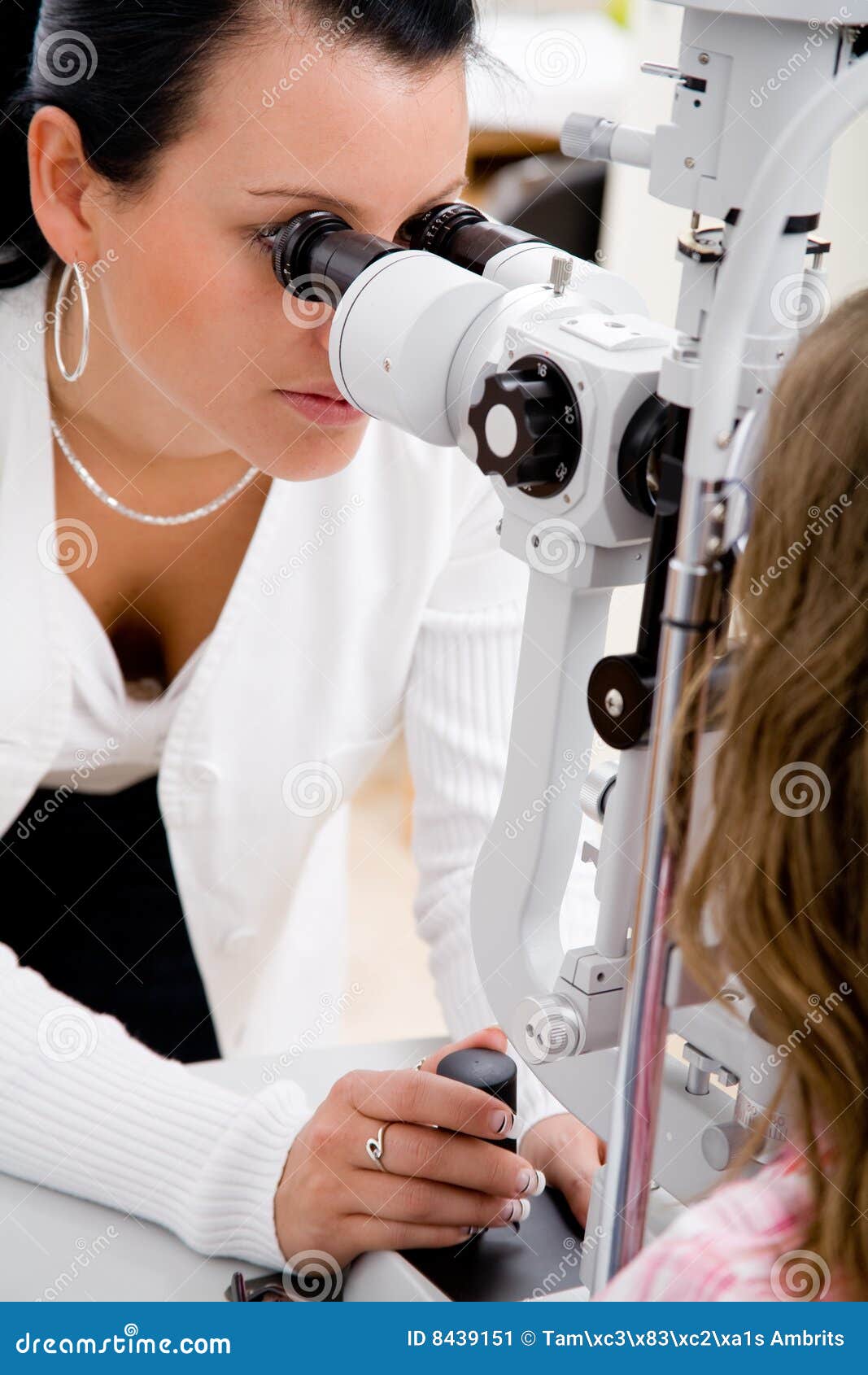 Inspecione Um Paciente No Trabalho Da Oftalmologia Imagem de Stock ...