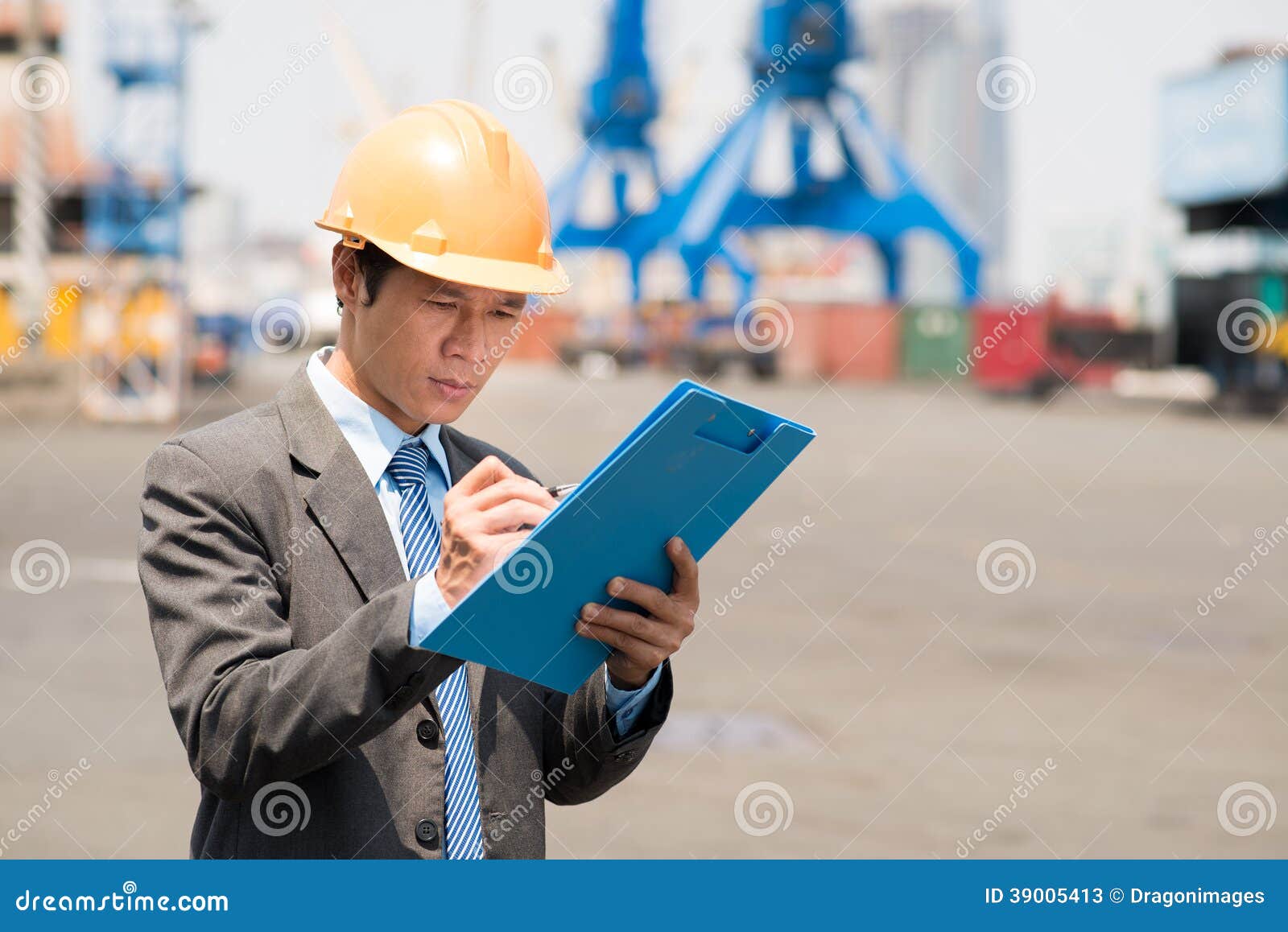 Inspector en el trabajo imagen de archivo. Imagen de astillero - 39005413