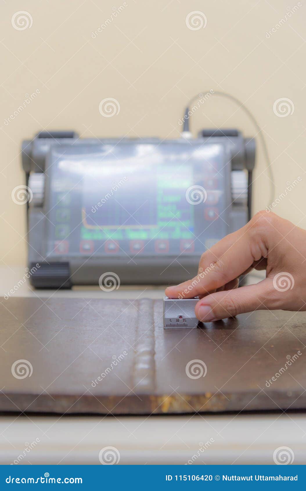 Inspector Use Ultrasonic Testing Machine for Inspection Defect I Stock ...