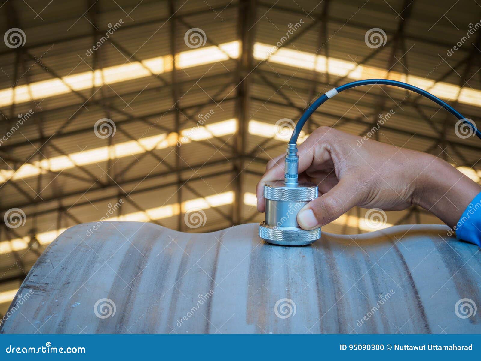 Inspector Use Ultrasonic Testing Machine for Inspection Defect I Stock ...