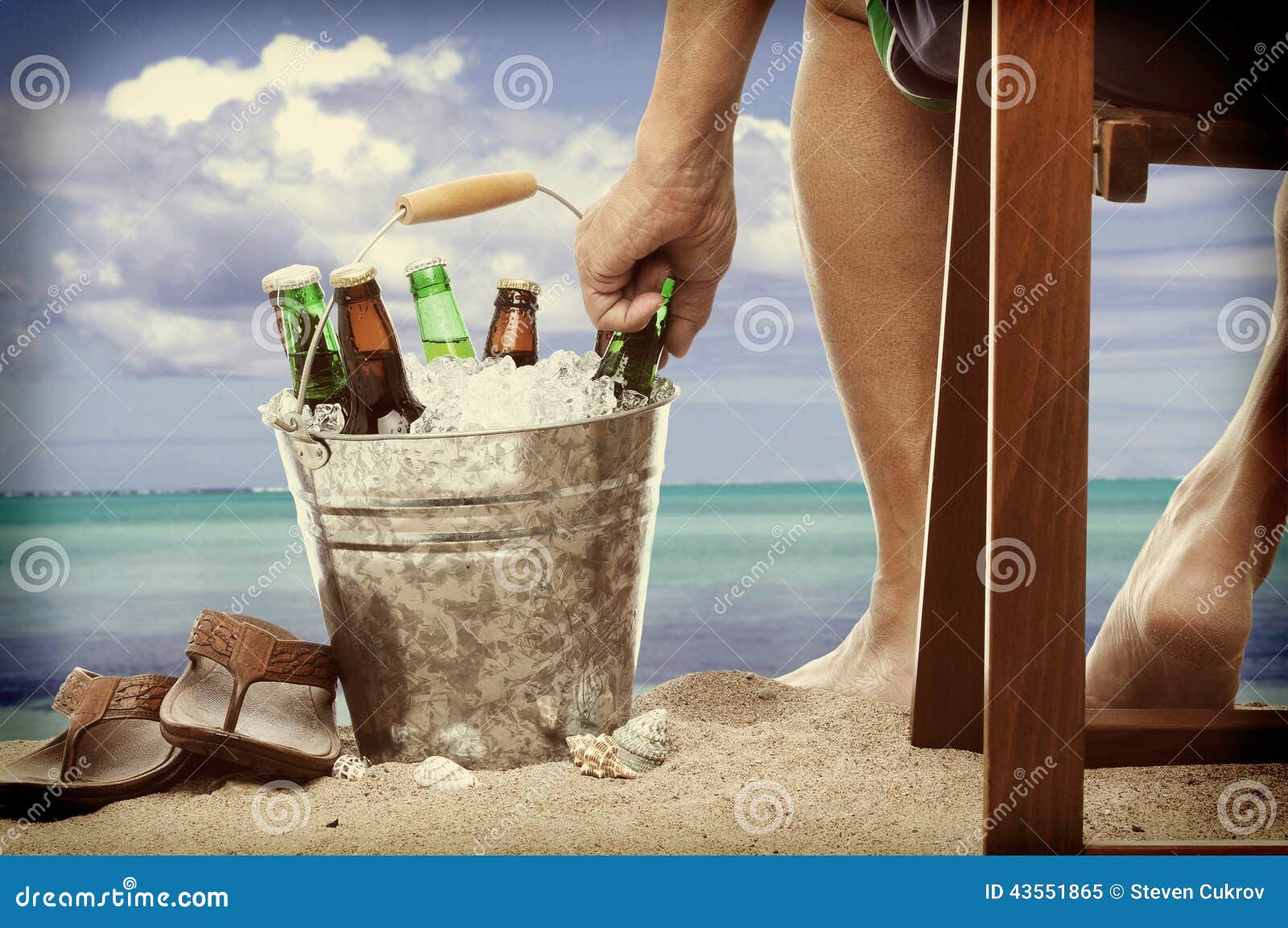 Instagram-Mann am Strand Mit Bier-Eimer Stockbild - Bild von bier ...