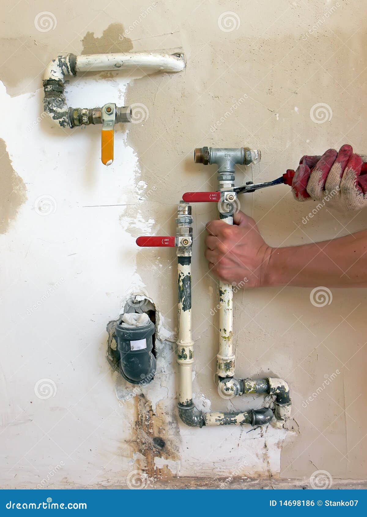 Installateur Bei Der Arbeit Stockfoto - Bild von montieren, architektur ...