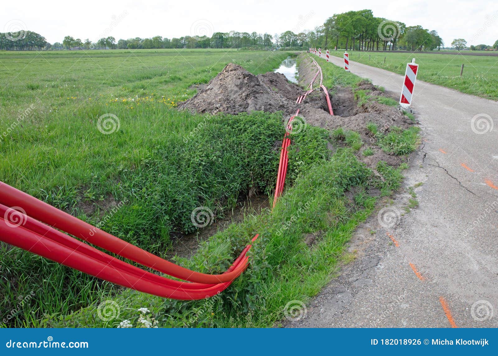 Installatie Van Ondergrondse Kabel Stock Foto - Image of elektriciteit ...