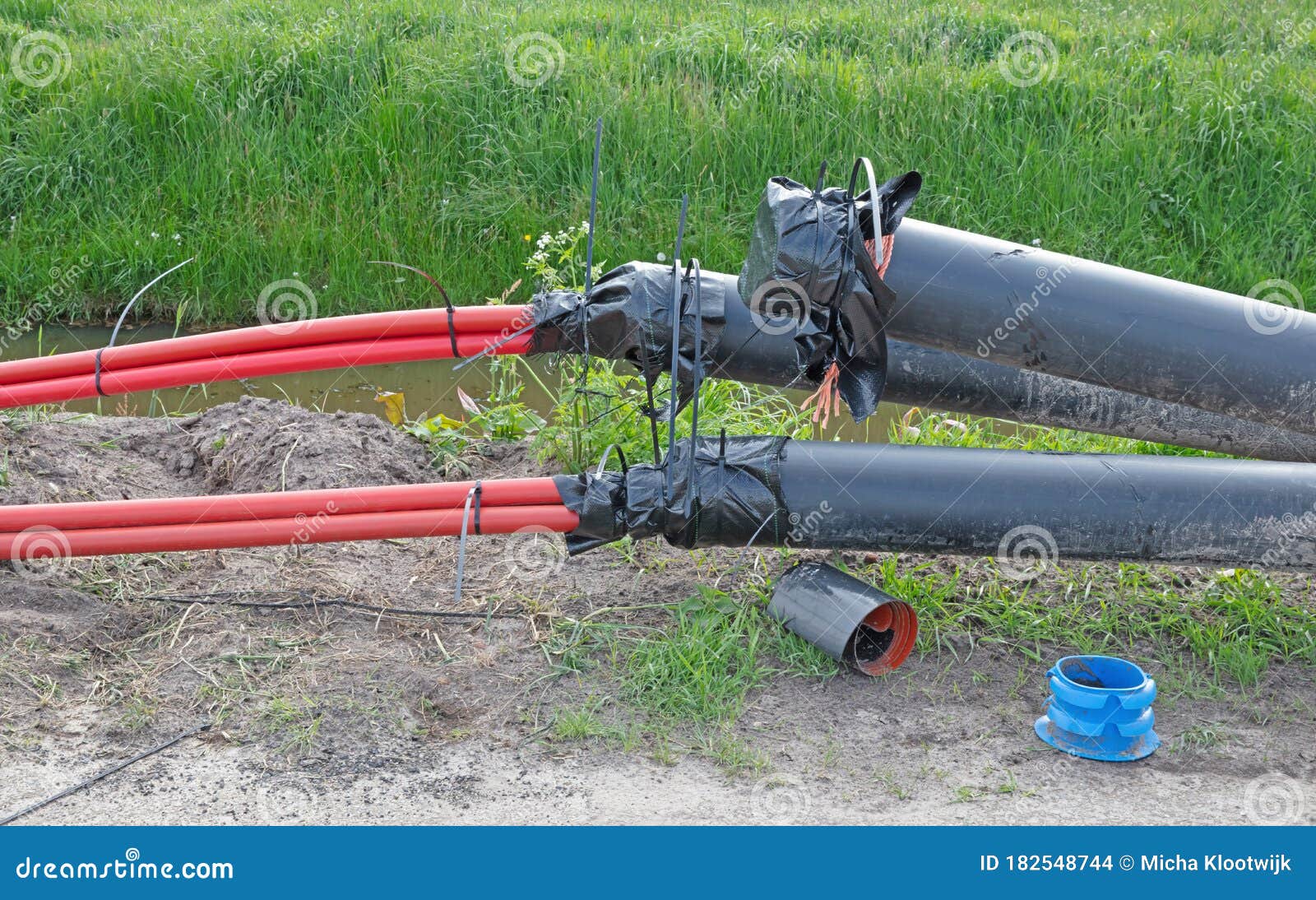 Installatie Van Ondergrondse Kabel Stock Foto - Image of leider, kabels ...