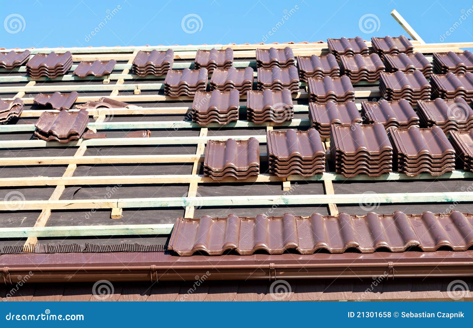 Installation De Tuiles De Toit Photo stock - Image du ceramique, brun ...
