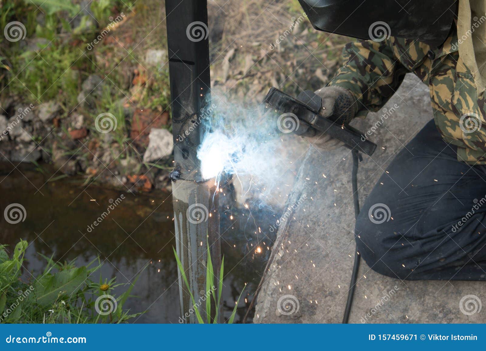 Using The Welding Gauge To Measure The Leg Length Of Welding Royalty ...