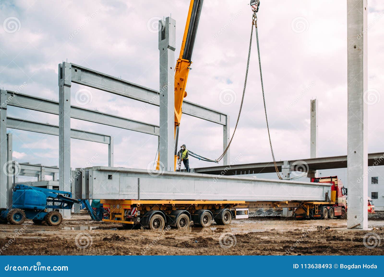Installation Process Of Prefabricated Concrete Beams On Precast Pillars ...