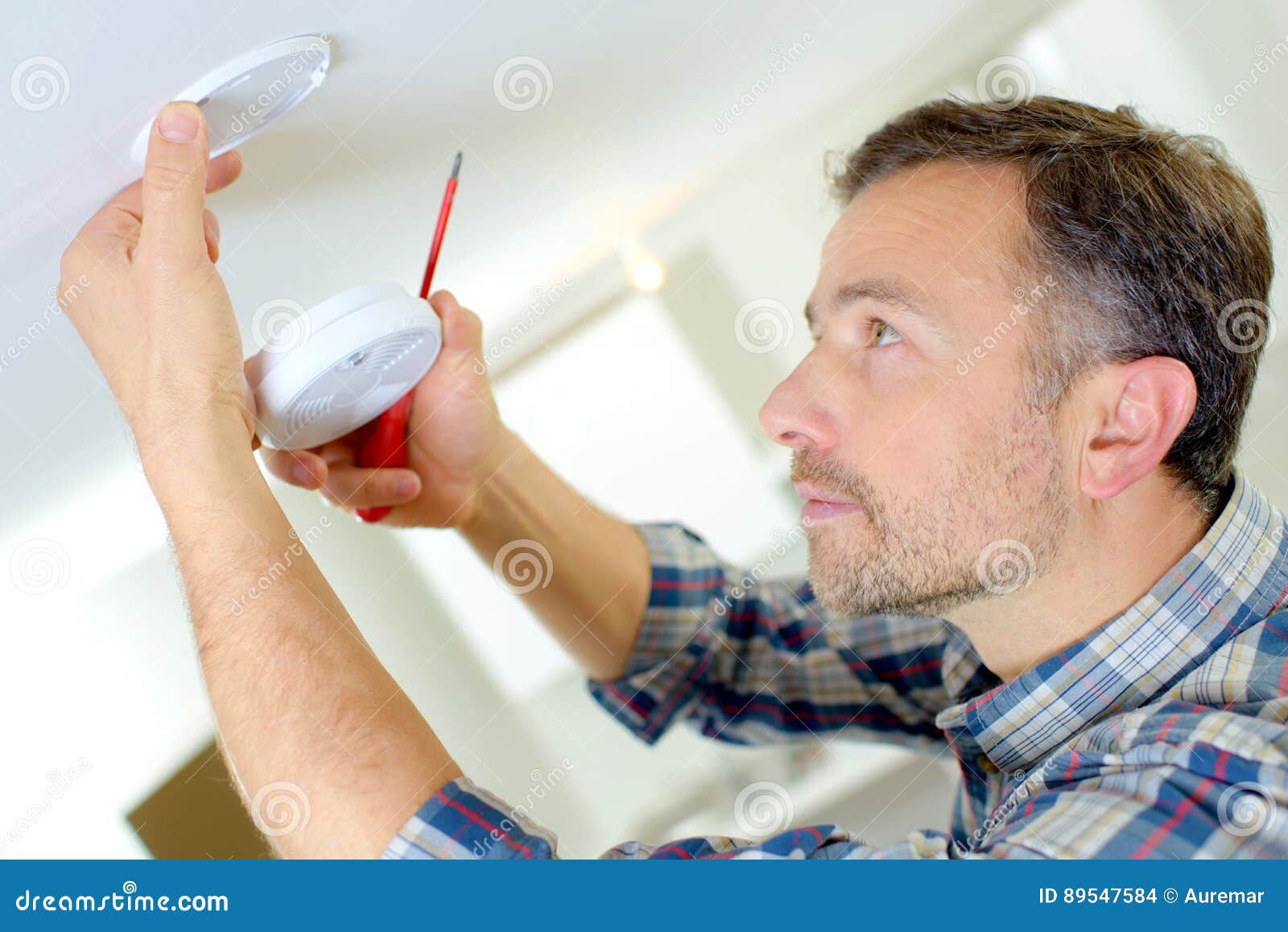 Installation smoke alarm stock photo. Image of detector - 89547584