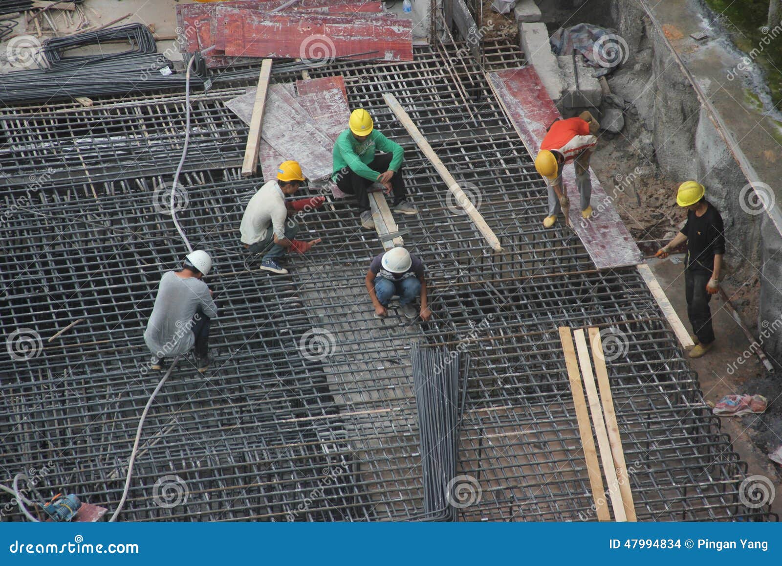 Installation Steel Skeleton of the Workers at the SHENZHEN Construction ...