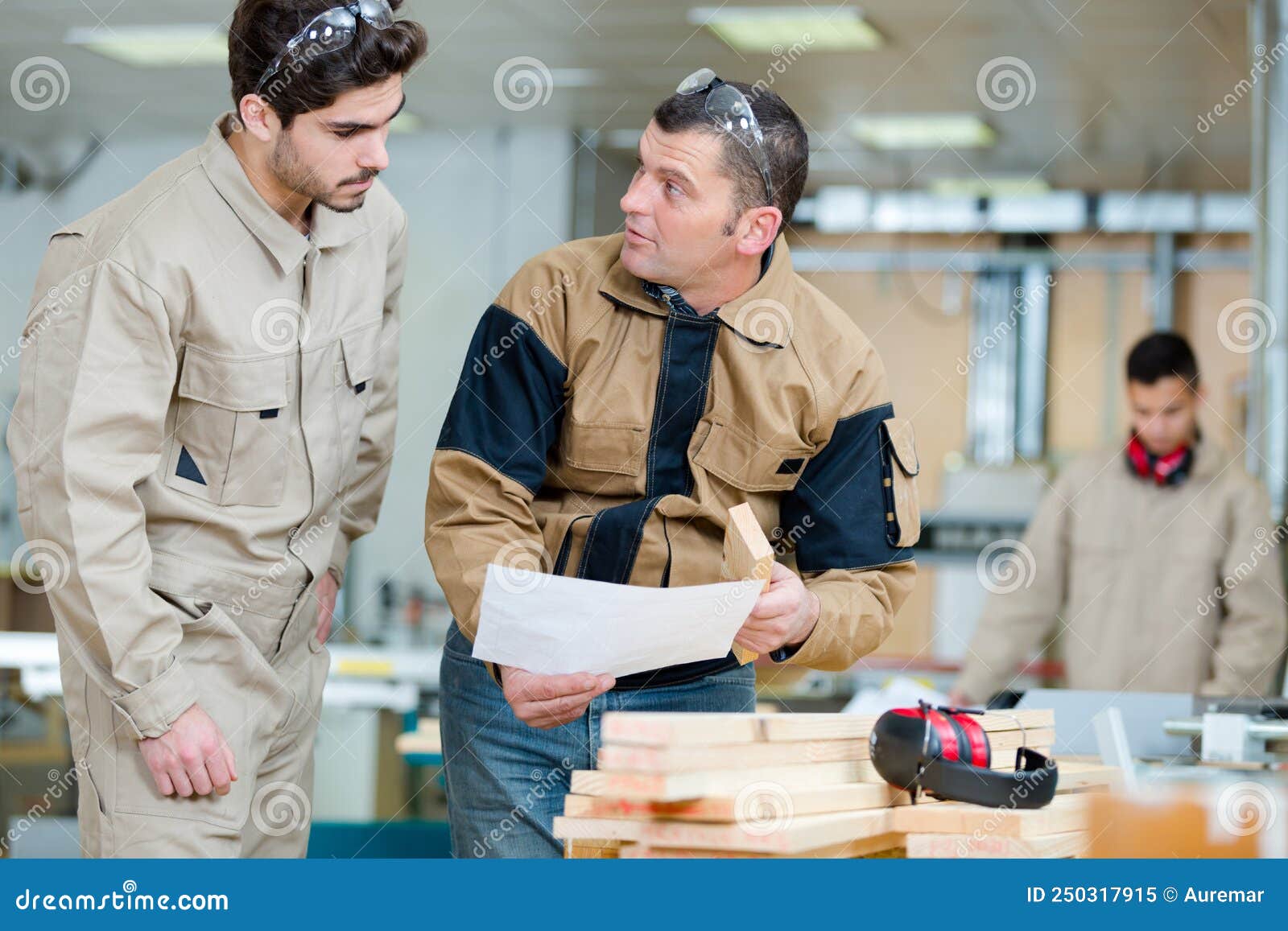 Instructor Con Aprendiz En Taller Imagen de archivo - Imagen de equipo ...