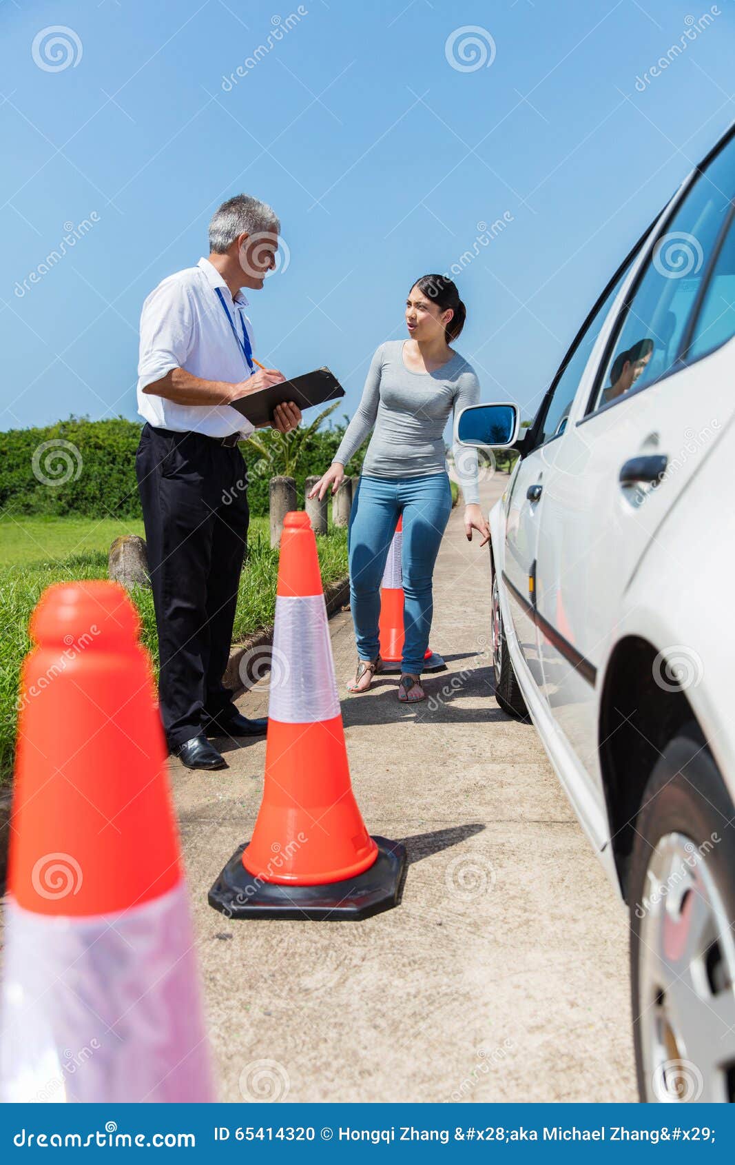 Instructor Joven Del Conductor Del Estudiante Foto de archivo - Imagen ...