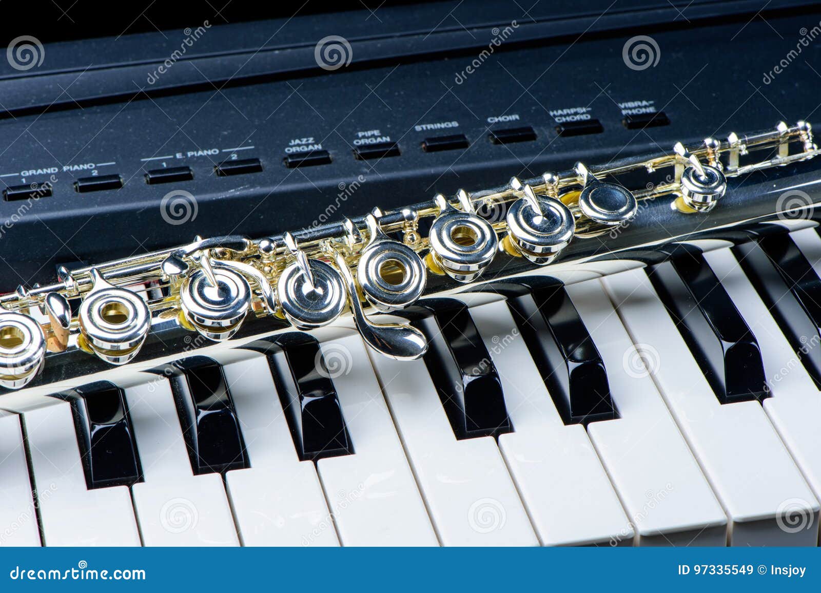 Instrumento Da Flauta No Teclado De Piano Imagem de Stock - Imagem de ...