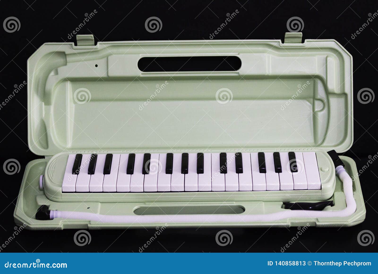 Instrumento De Melodian En Un Negro Imagen de archivo - Imagen de ...
