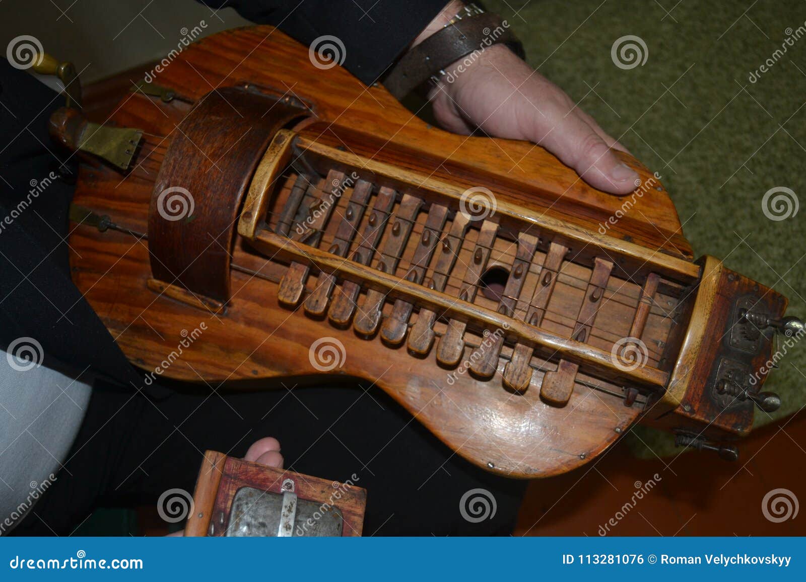 Instrumento Musical Del Kobza Foto de archivo - Imagen de jugadores ...