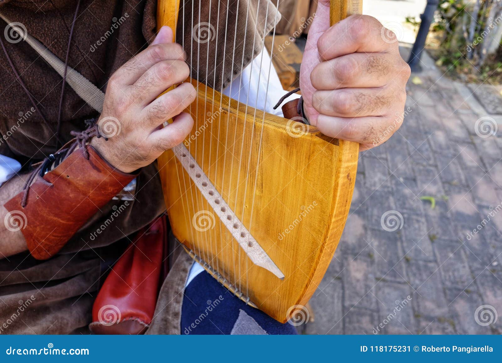 Instrumento Musical Medieval De La Lira Imagen de archivo - Imagen de ...