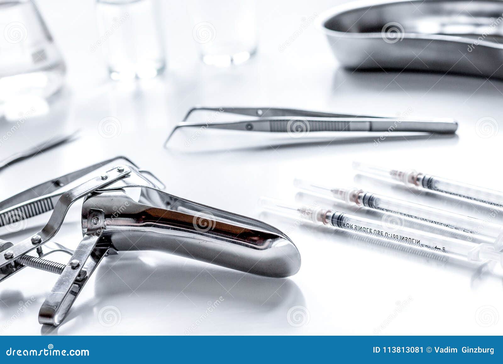 Instrumentos Do Ginecologista No Fundo Branco Imagem de Stock - Imagem ...
