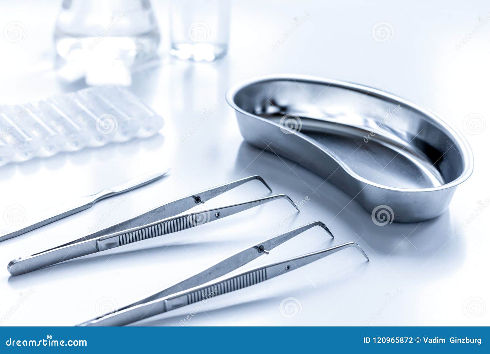 Instrumentos Do Ginecologista No Fundo Branco Foto de Stock - Imagem de ...