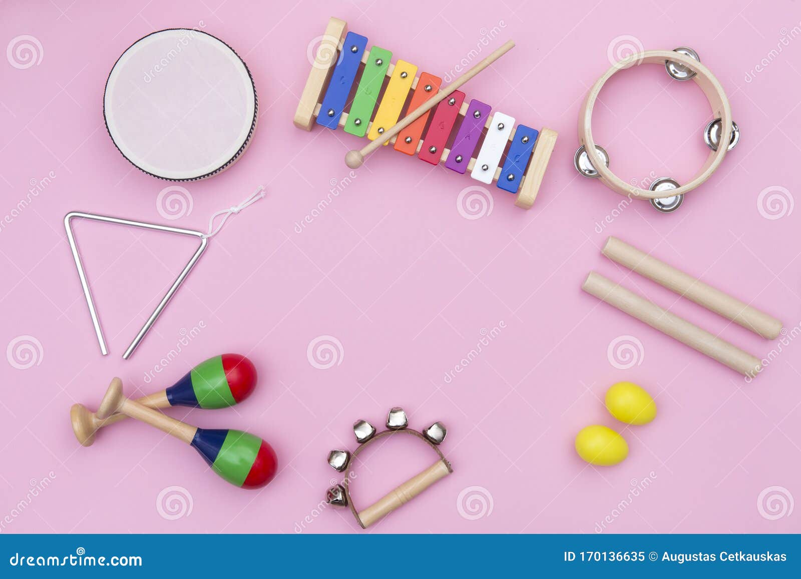 Instrumentos Musicales De Fondo Rosa Imagen de archivo - Imagen de ...