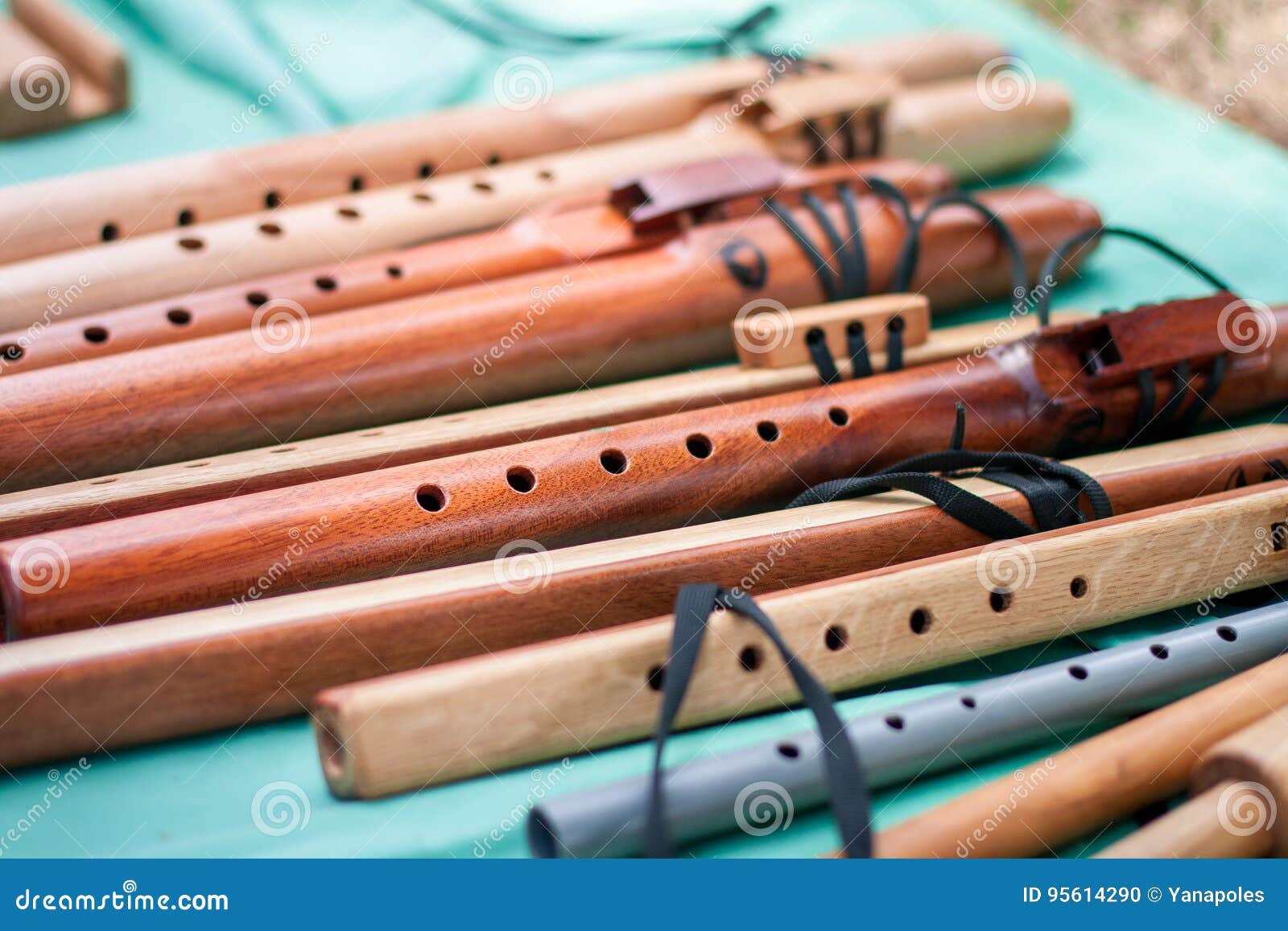 Instrumentos Musicales De Madera Foto de archivo - Imagen de terapia ...