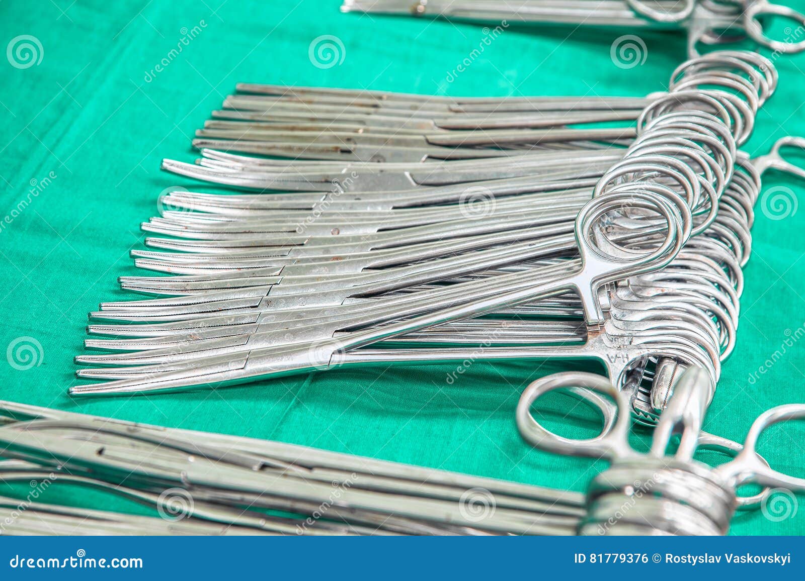 Instruments chirurgicaux photo stock. Image du bride - 81779376