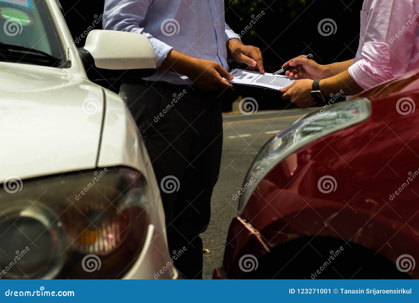 The Insurance Agent Working Claim Process in Payment on from Par Stock ...