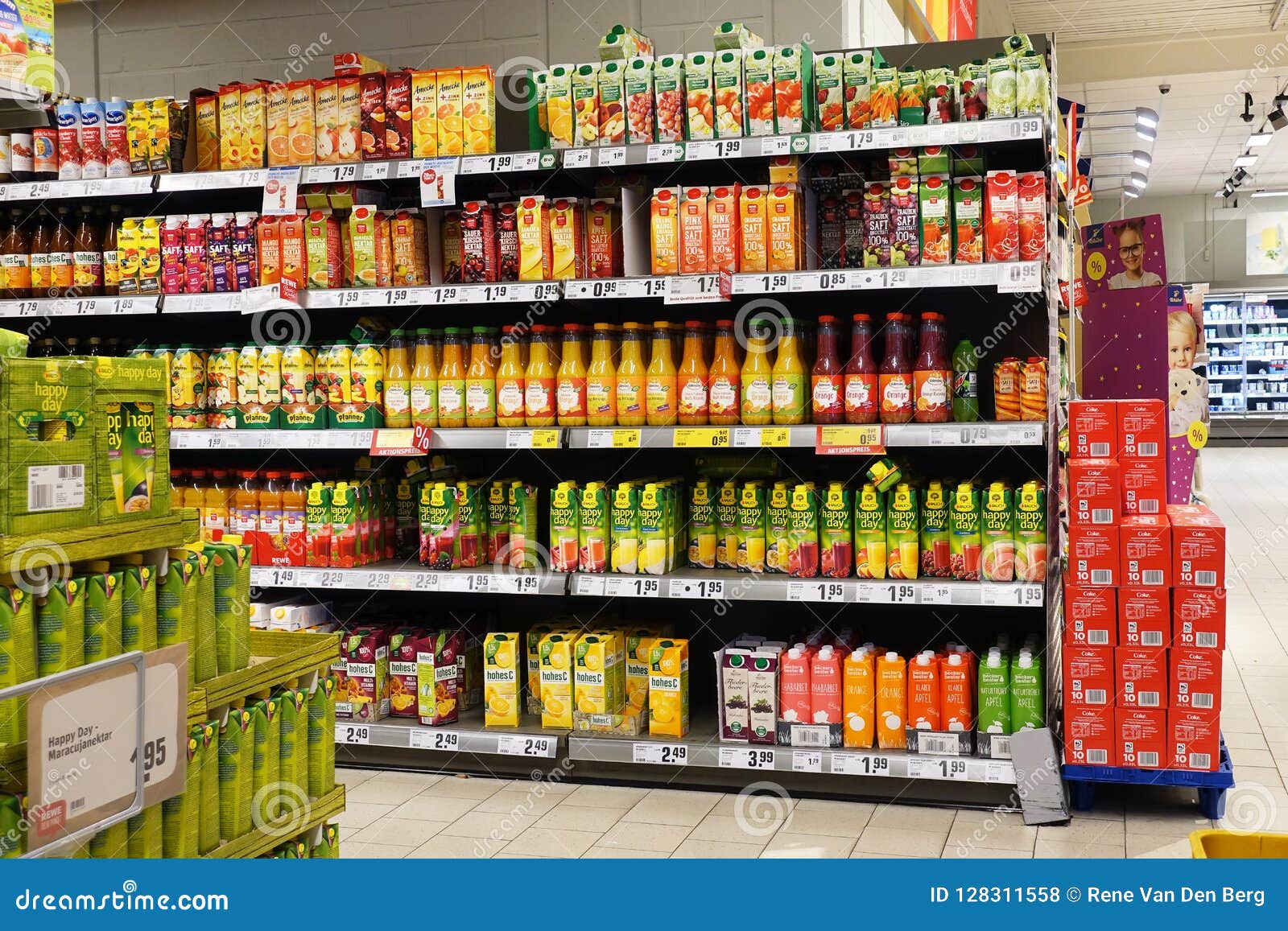 Intérieur d'un supermarché photo stock éditorial. Image of octobre ...