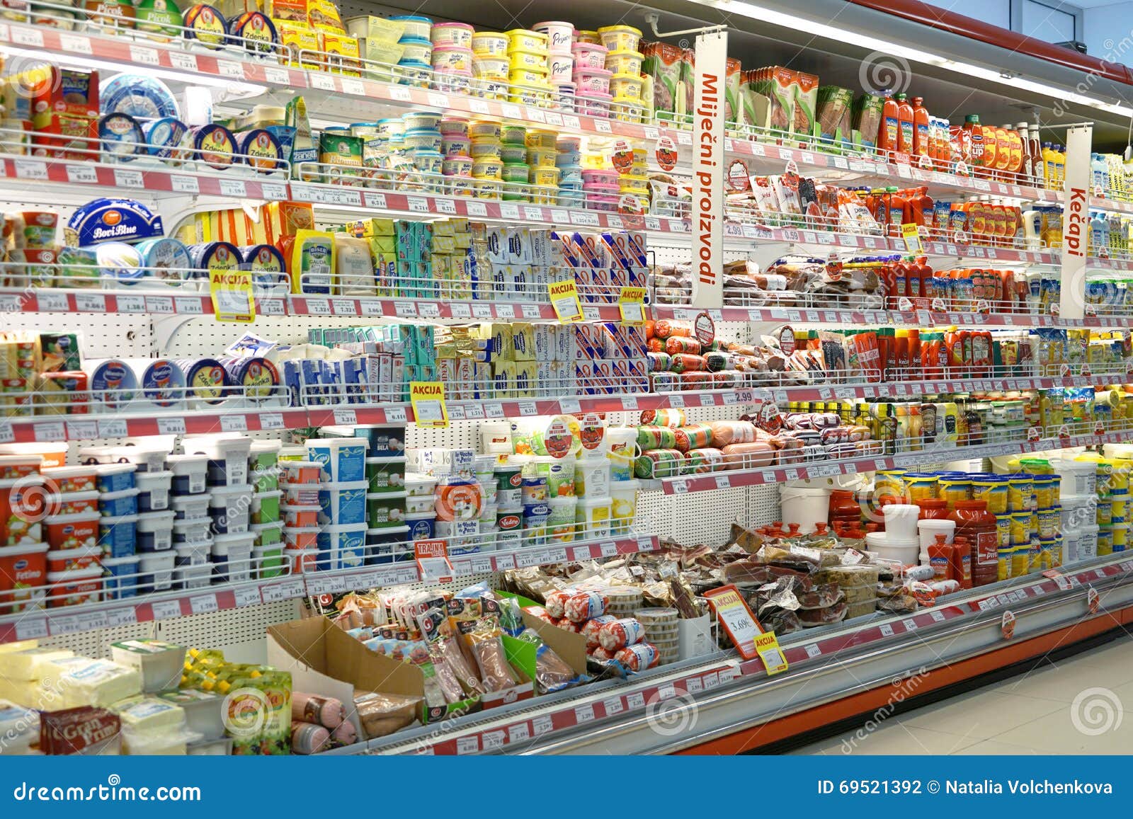 Intérieur d'un supermarché photographie éditorial. Image du liste ...
