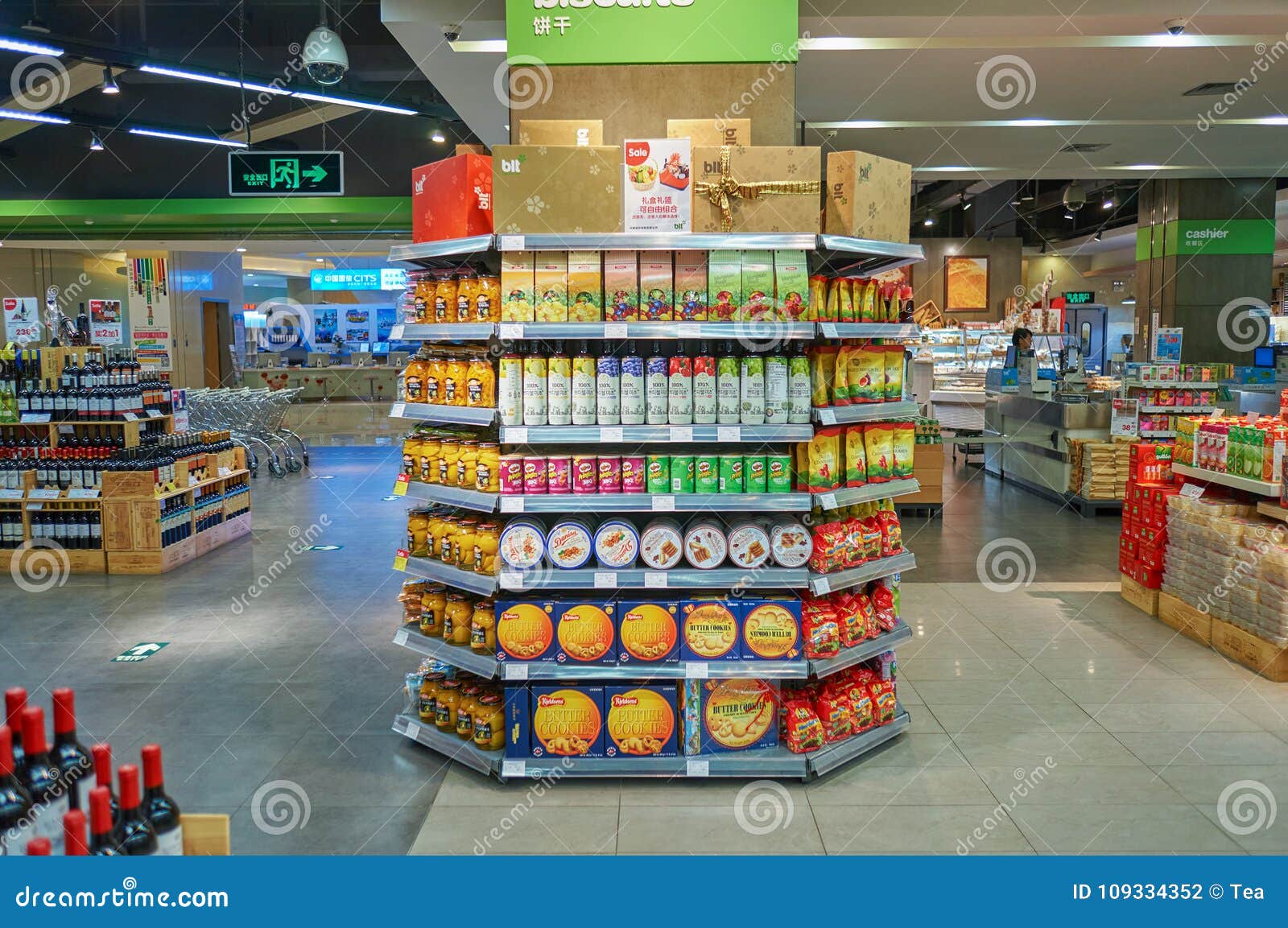 Intérieur de supermarché photographie éditorial. Image of système ...