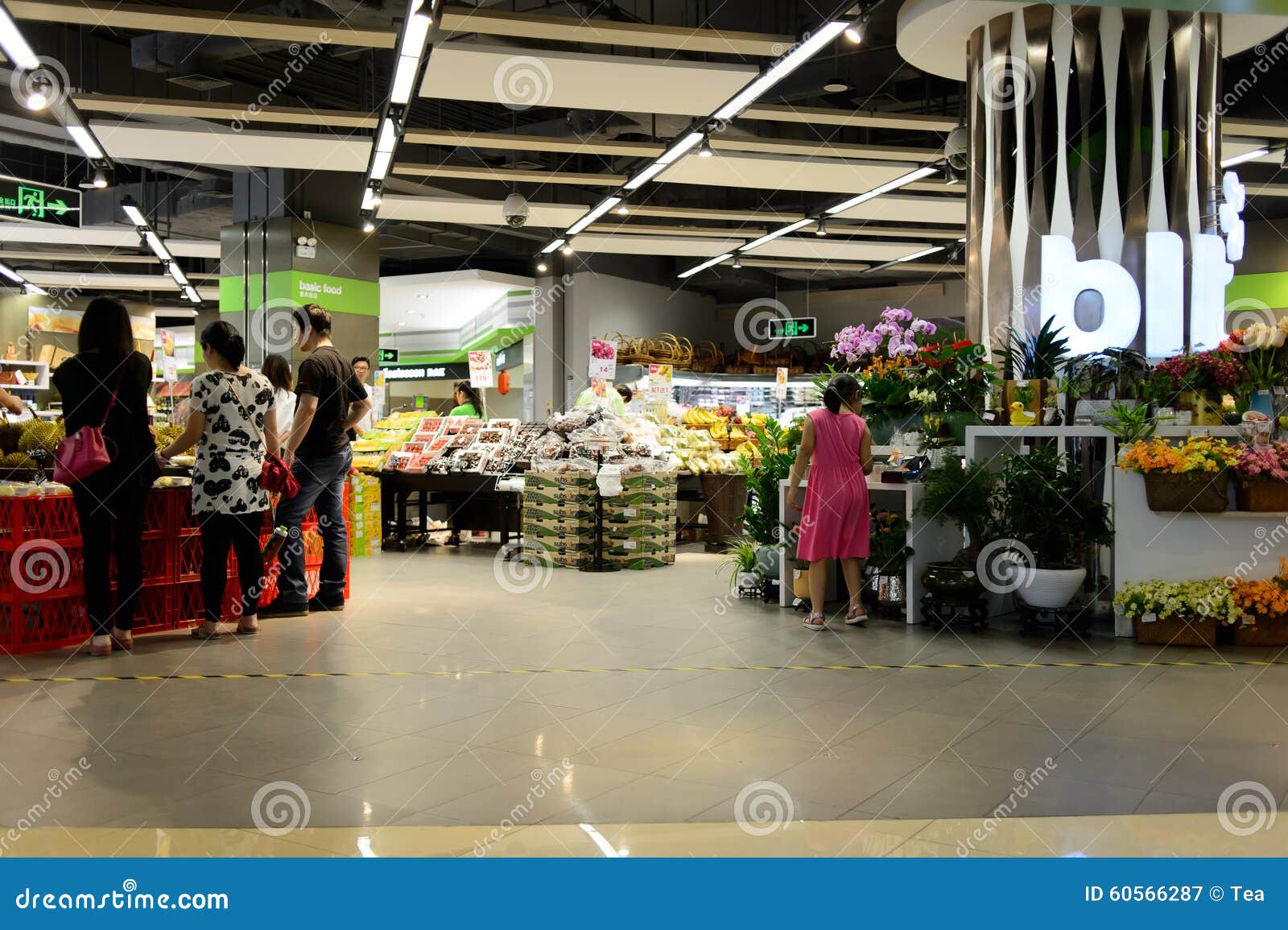 Intérieur de supermarché photographie éditorial. Image of frais - 60566287
