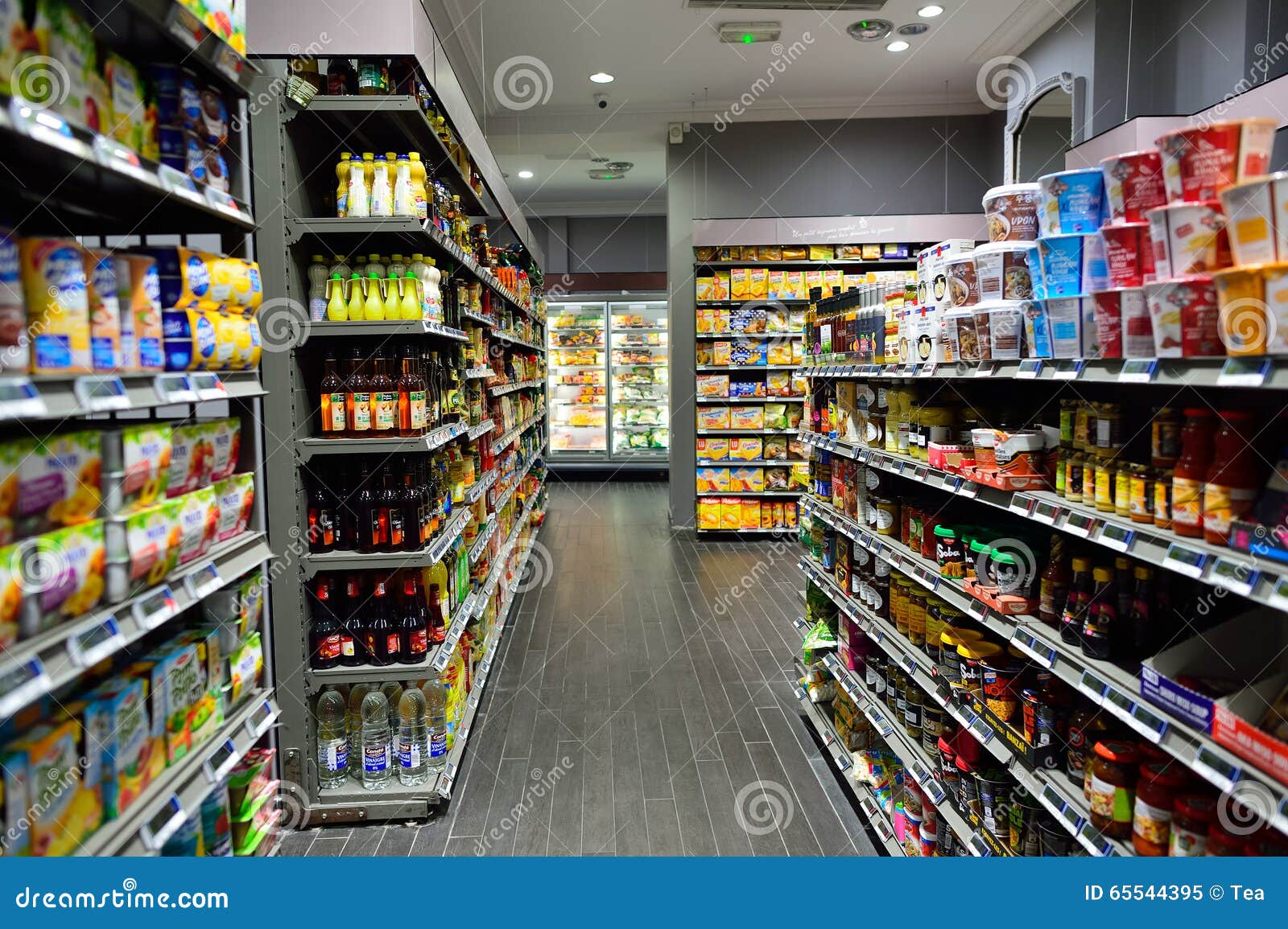 Intérieur de supermarché image éditorial. Image du commerce - 65544395