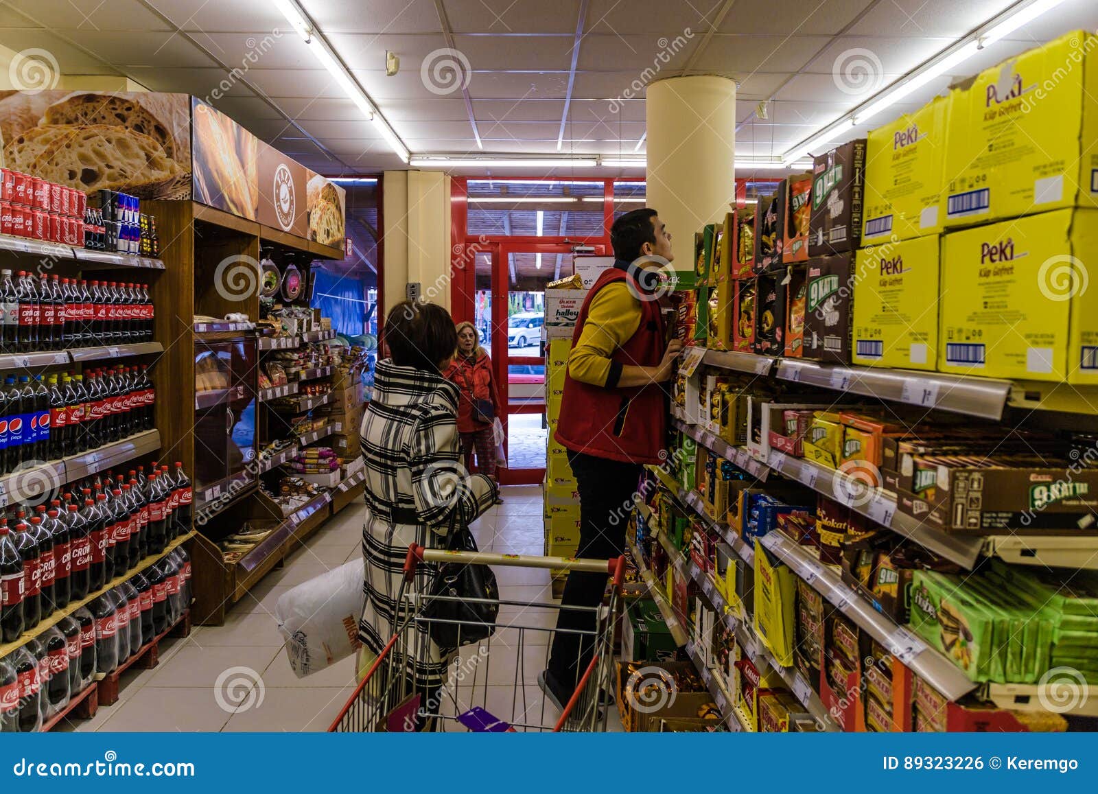 Intérieur de supermarché photo éditorial. Image du pays - 89323226