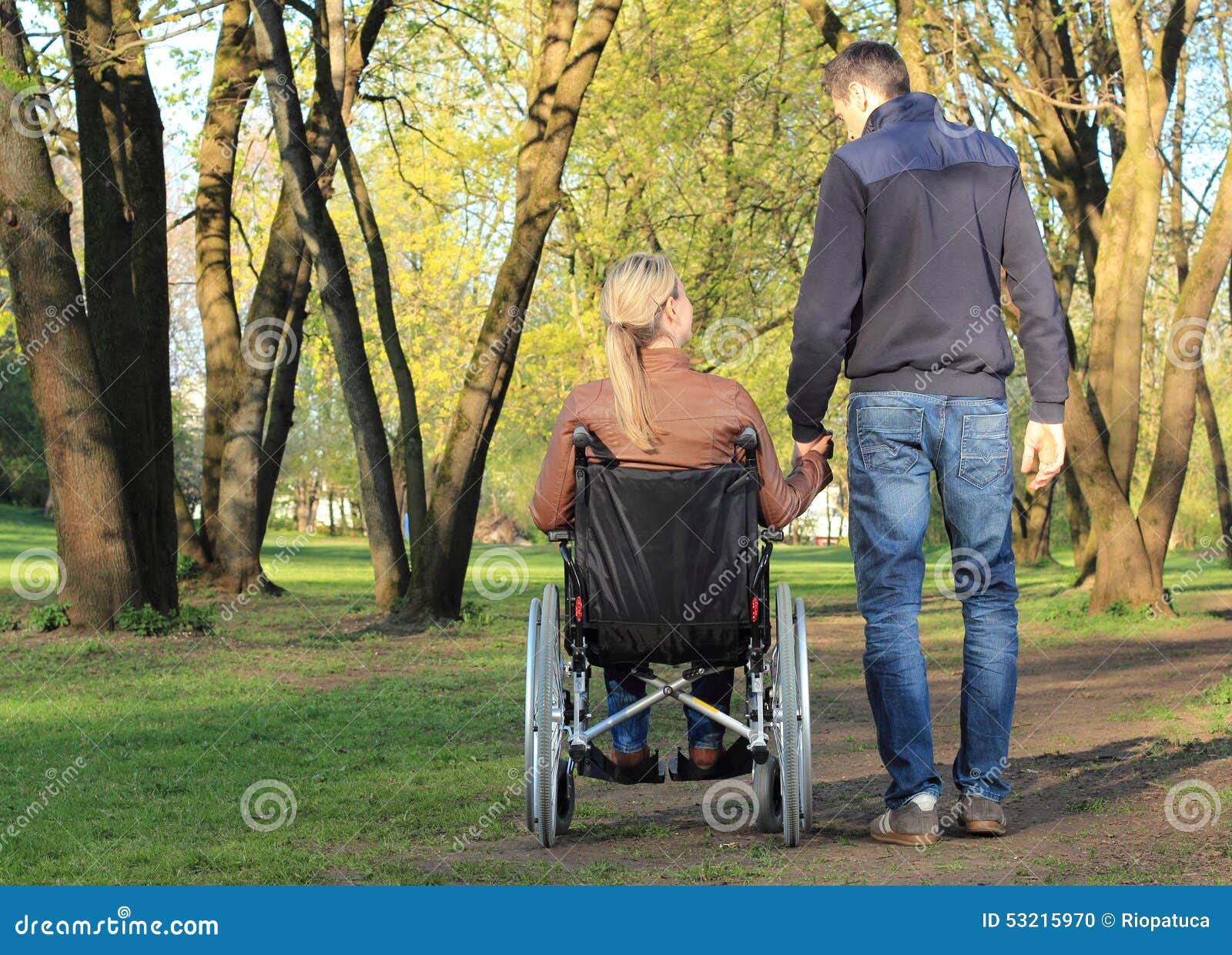 Inte-handikapp Vänpar I Rullstol Och Arkivfoto - Bild av lycka, stad ...