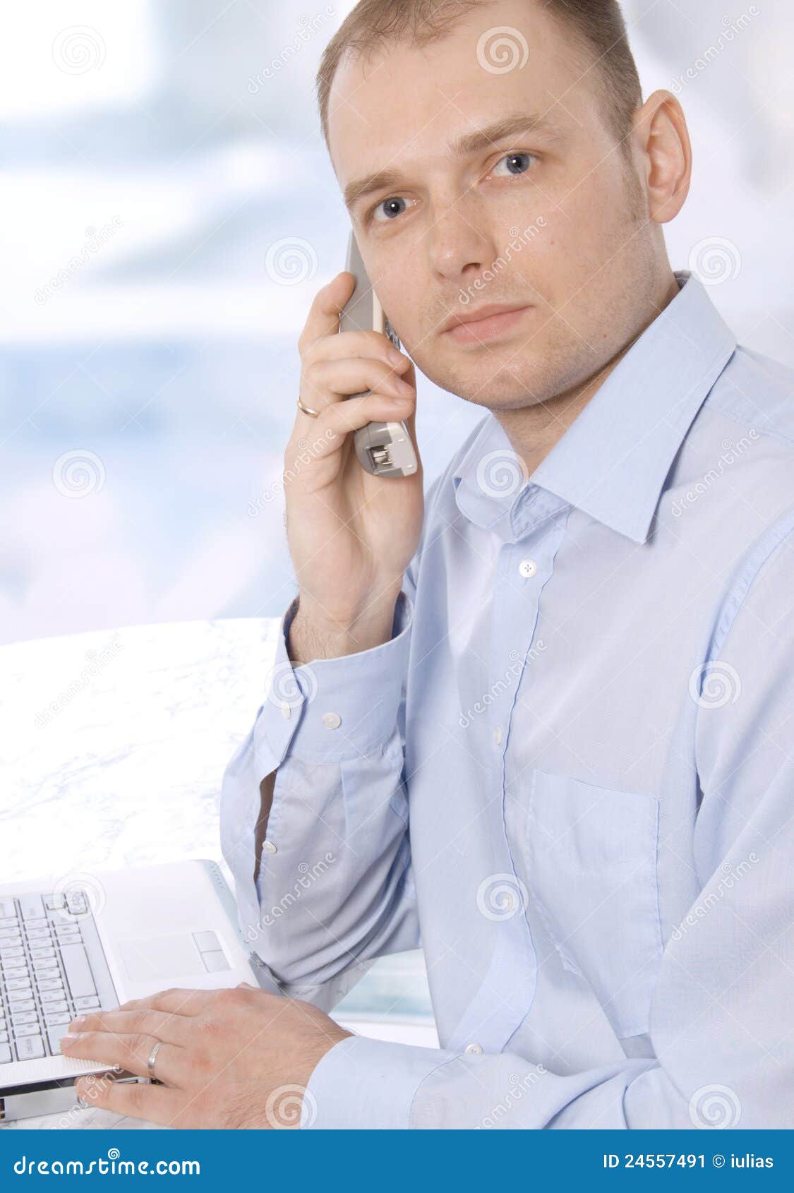 Integral De Hombre De Negocios Acertado Imagen de archivo - Imagen de ...