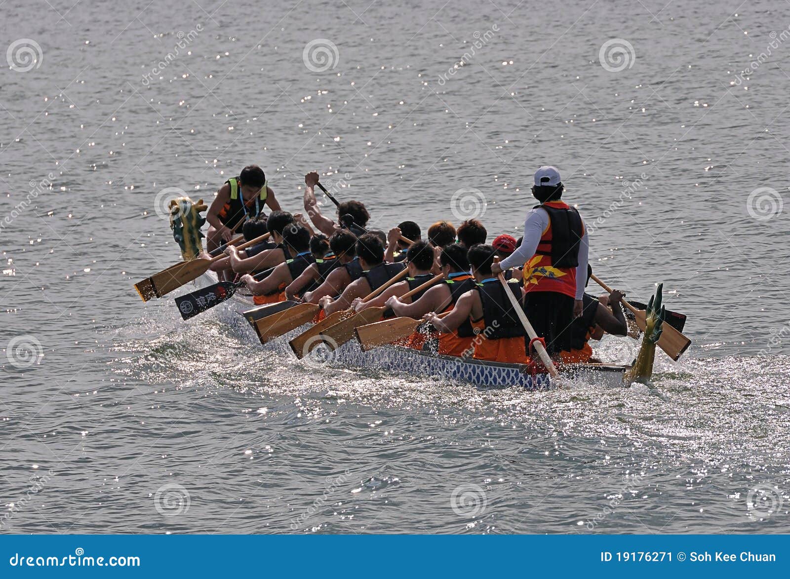 Intense Dragon Boat Paddling Editorial Photo - Image of paddling ...