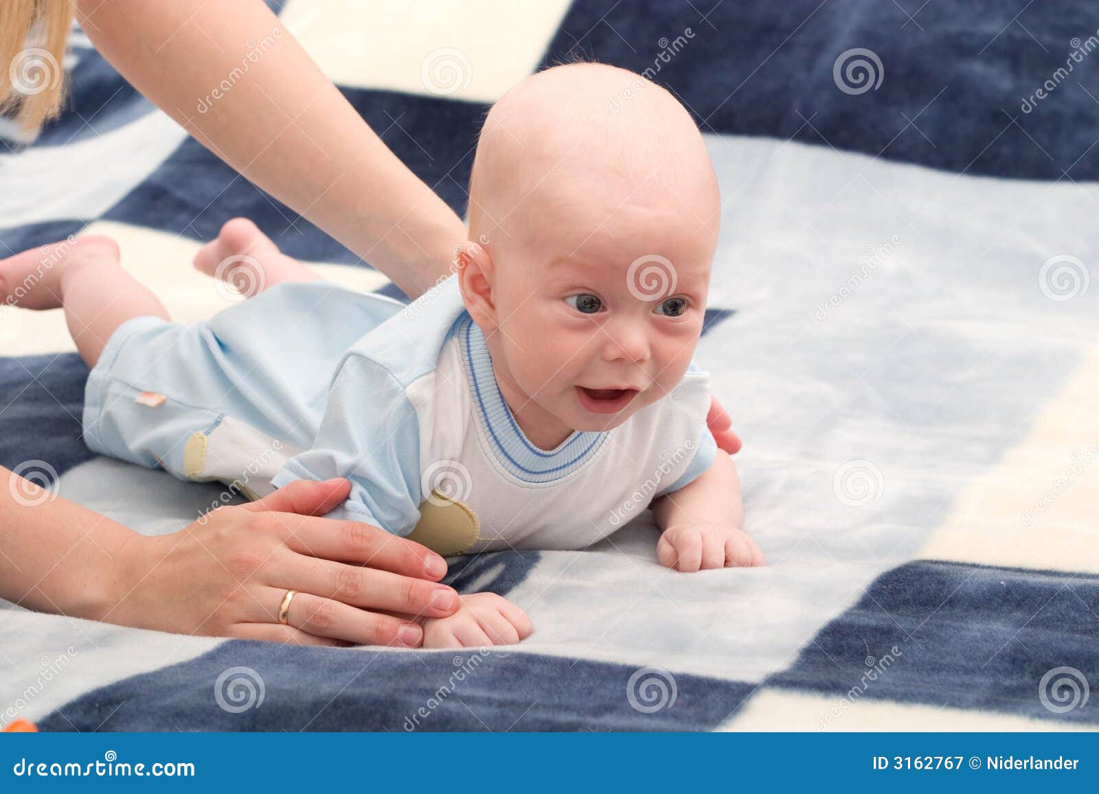 Intente arrastrarse imagen de archivo. Imagen de infancia - 3162767