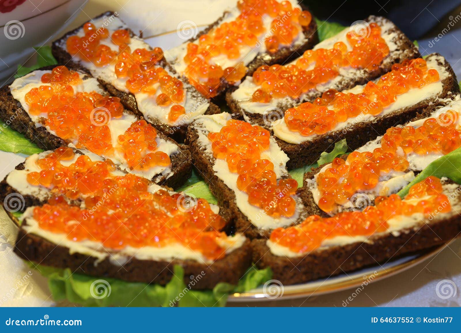 Intercala el caviar rojo foto de archivo. Imagen de mantequilla - 64637552