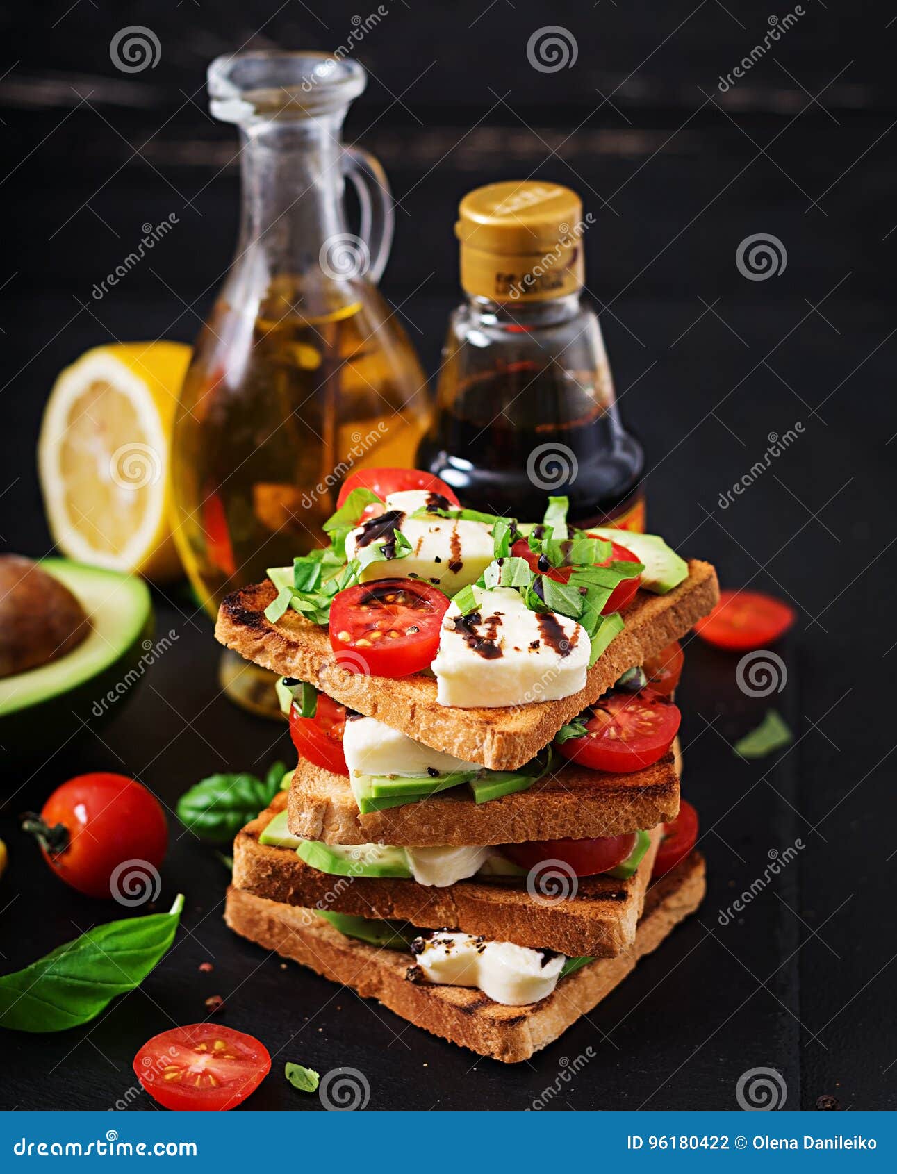 Intercale Las Tostadas Con Los Tomates, Mozzarella, Aguacate Foto de ...