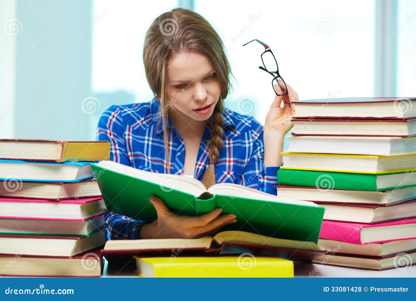 Interessant boek stock foto. Image of aantrekkelijk, hoop - 33081428