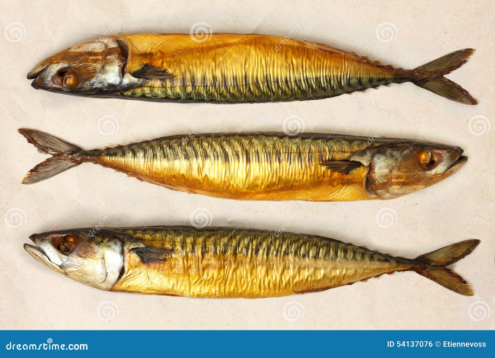 Interi Sgombri Affumicati Su Carta Marrone Fotografia Stock - Immagine ...