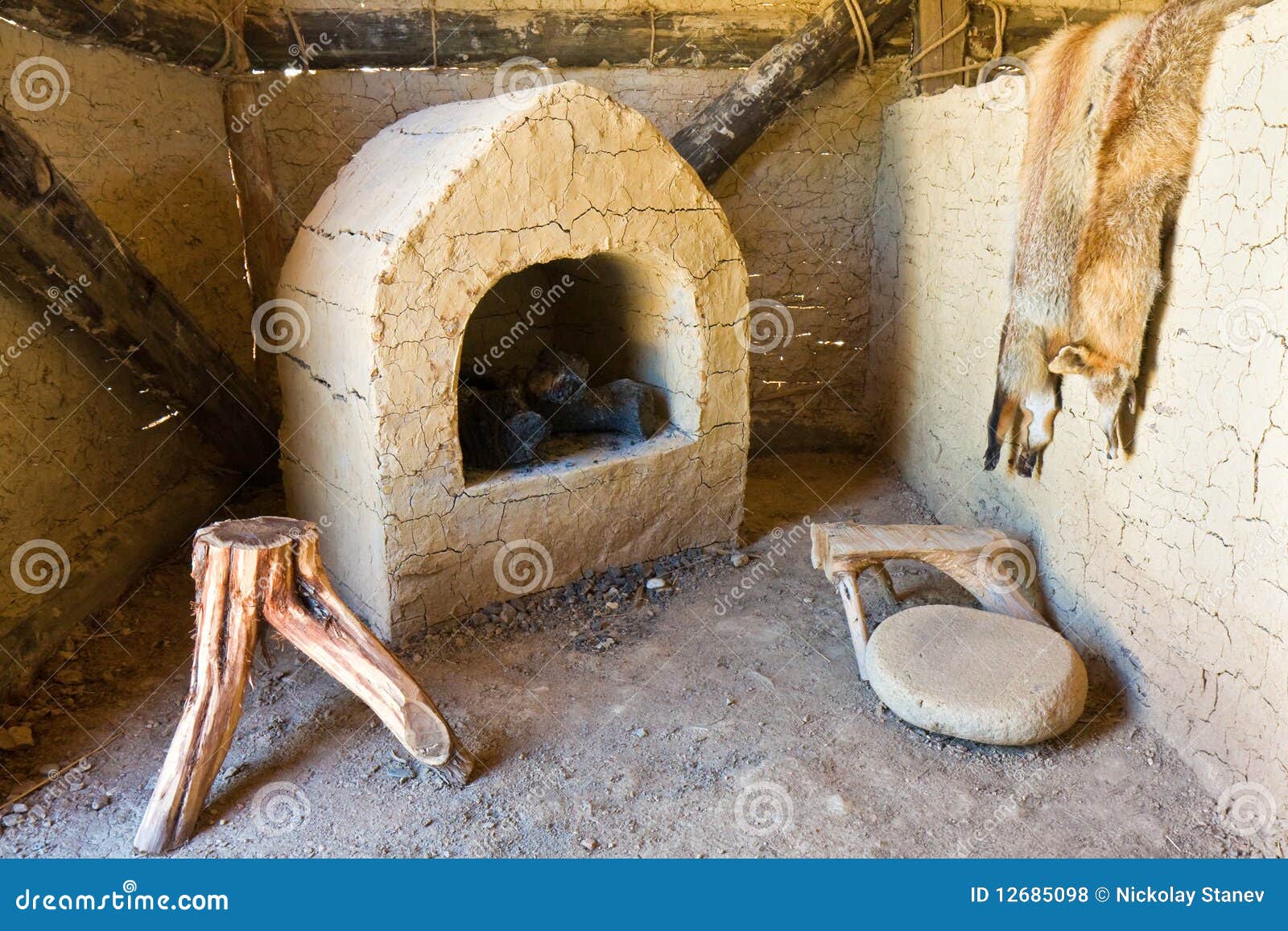 Interior Antiguo De La Choza Foto de archivo - Imagen de tierra, vida ...