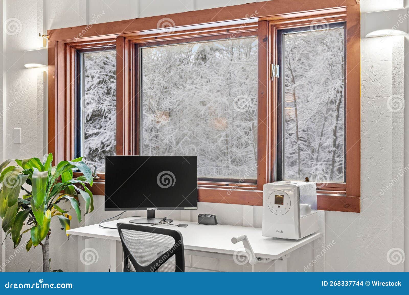 Interior Branco Da Sala Com O Computador E a Janela Mais Decentes. Foto ...